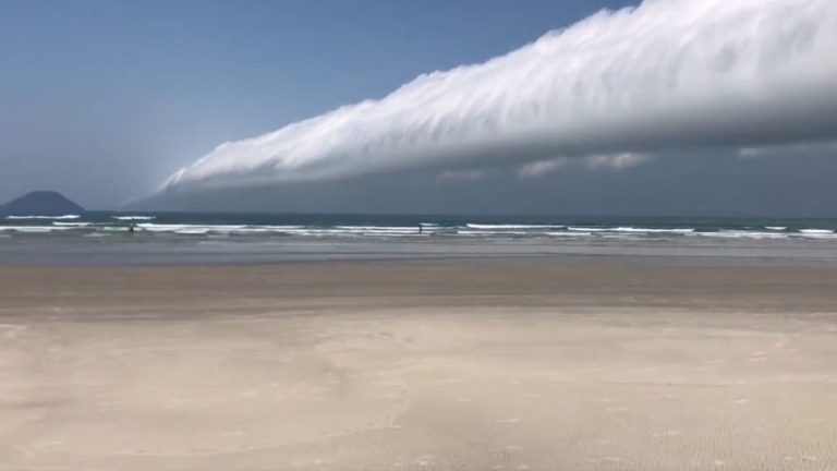Nuvem em formato de rolo: entenda fenômeno que ocorreu no litoral de SP ...