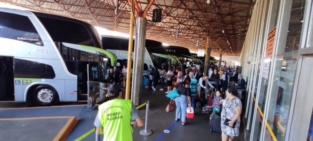 Terminal rodoviário de Maringá registra movimento intenso para o feriado