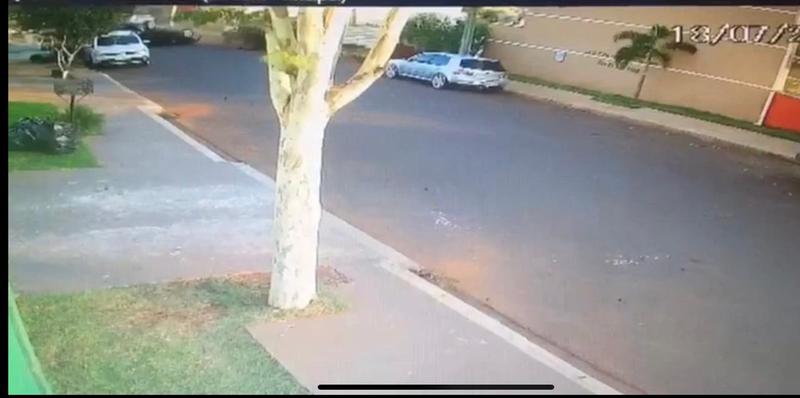 Vídeo mostra carro capotando após bater em veículos estacionados - GMC Online