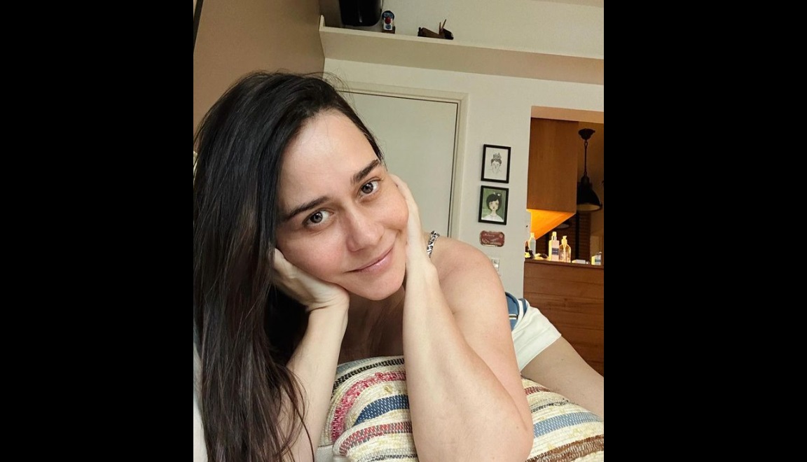 Aos 52 anos, Alessandra Negrini posa nua e agita foliões