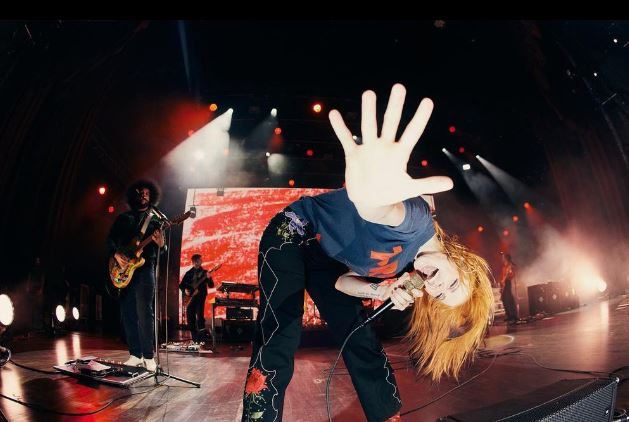 Vocalista do Paramore diz que Taylor Swift inspirou novo single da banda