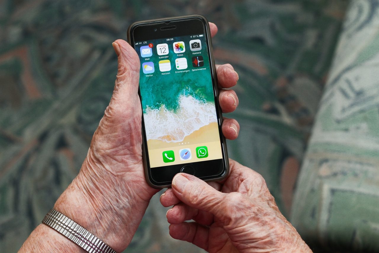 Como envelhecer com celular na mão? - GMC Online