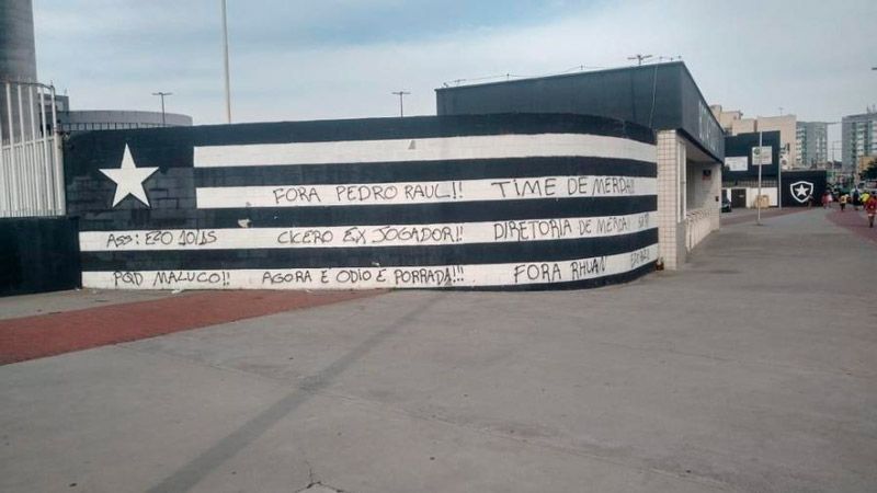 Muros do Engenhão são pichados com ameaças de morte a jogadores do ...
