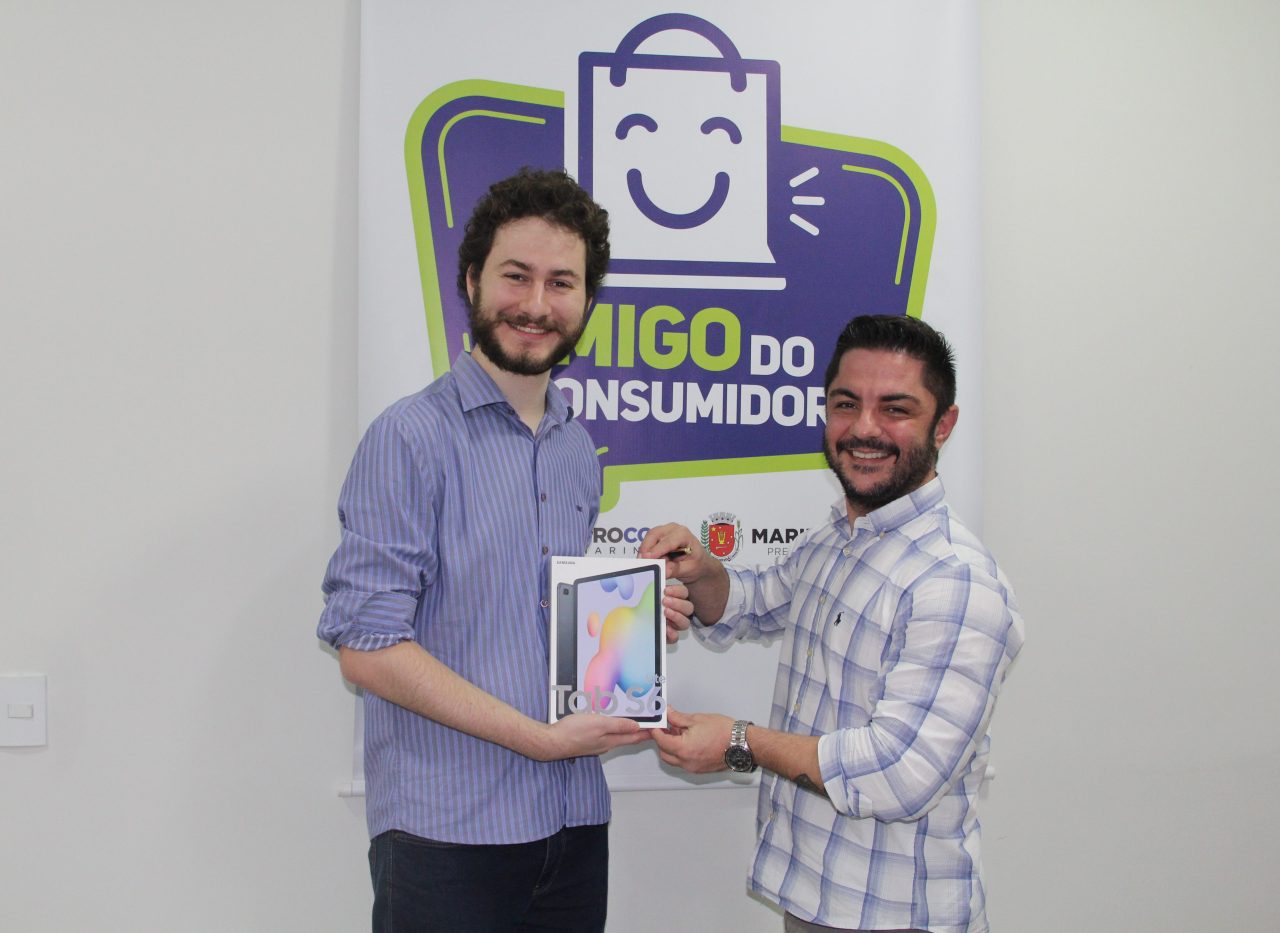 Procon de Maringá entrega novos tablets para servidores do setor de ...