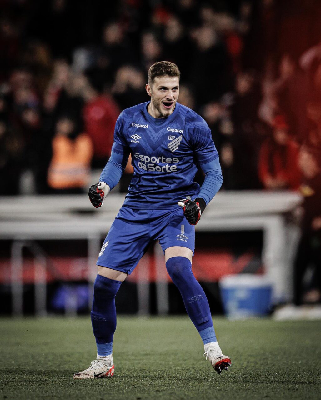 Goleiro Bento é oficializado pelo Al-Nassr e será companheiro de ...