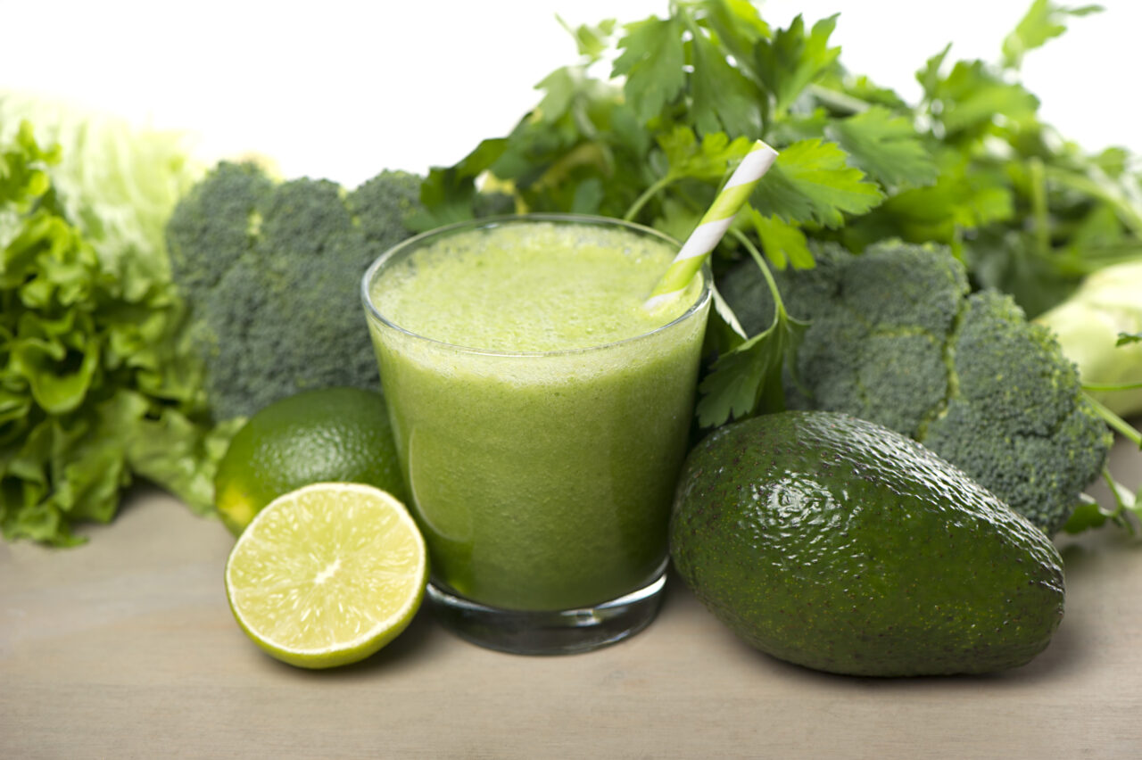 Suco de couve com limão: 6 motivos para tomar todos os dias