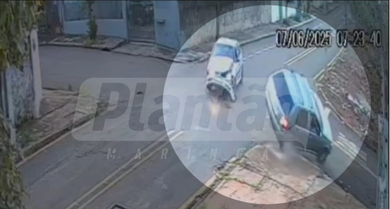 Imagens mostram carro capotando após colisão em Maringá