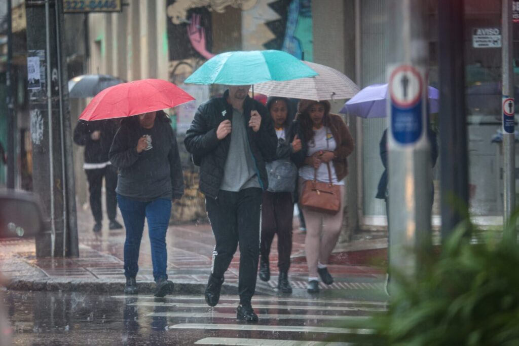 Chuva tem data para retornar ao Paraná; veja previsão do tempo completa ...