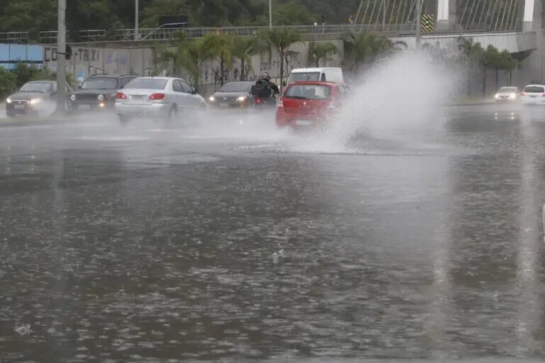 Chuva e ventos de até 100 km/h: 352 cidades do Paraná entram em alerta ...