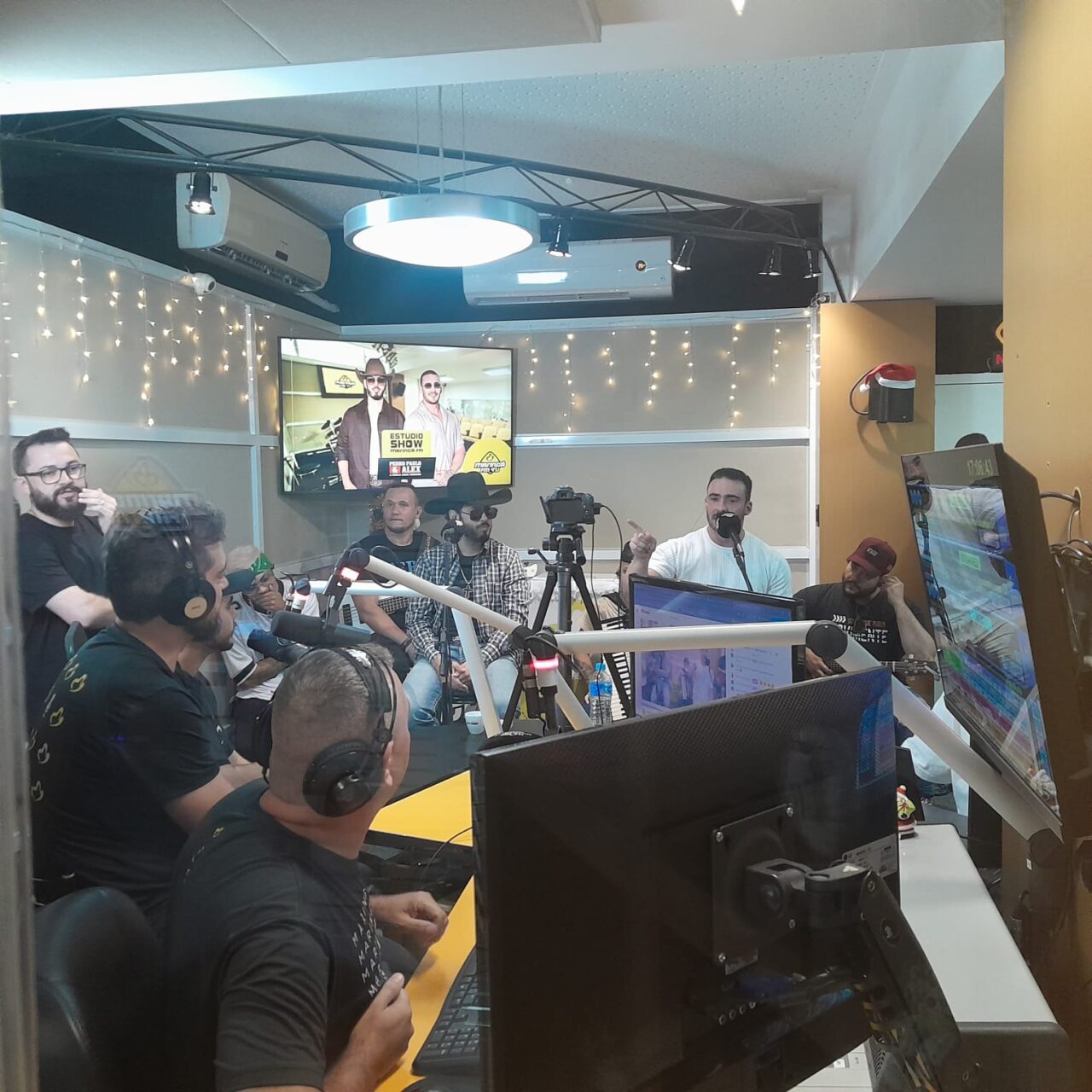 Dupla Pedro Paulo e Alex, que fará Show da Virada, canta ao vivo na ...