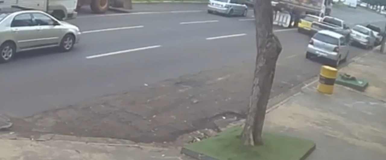 Câmera registra acidente envolvendo três veículos na Avenida Colombo ...