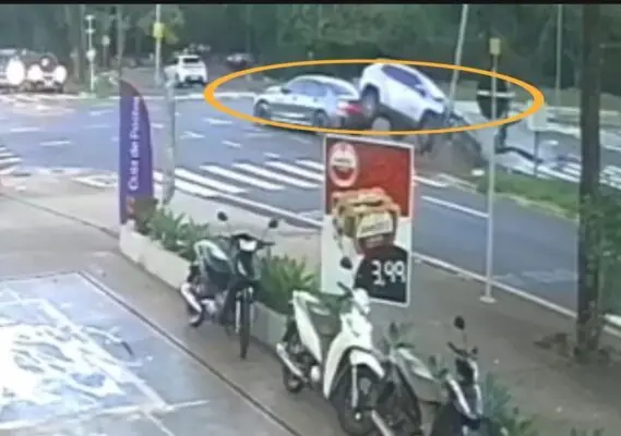 Câmeras registram acidente entre BMW e Renegade em cruzamento na Zona 2 ...